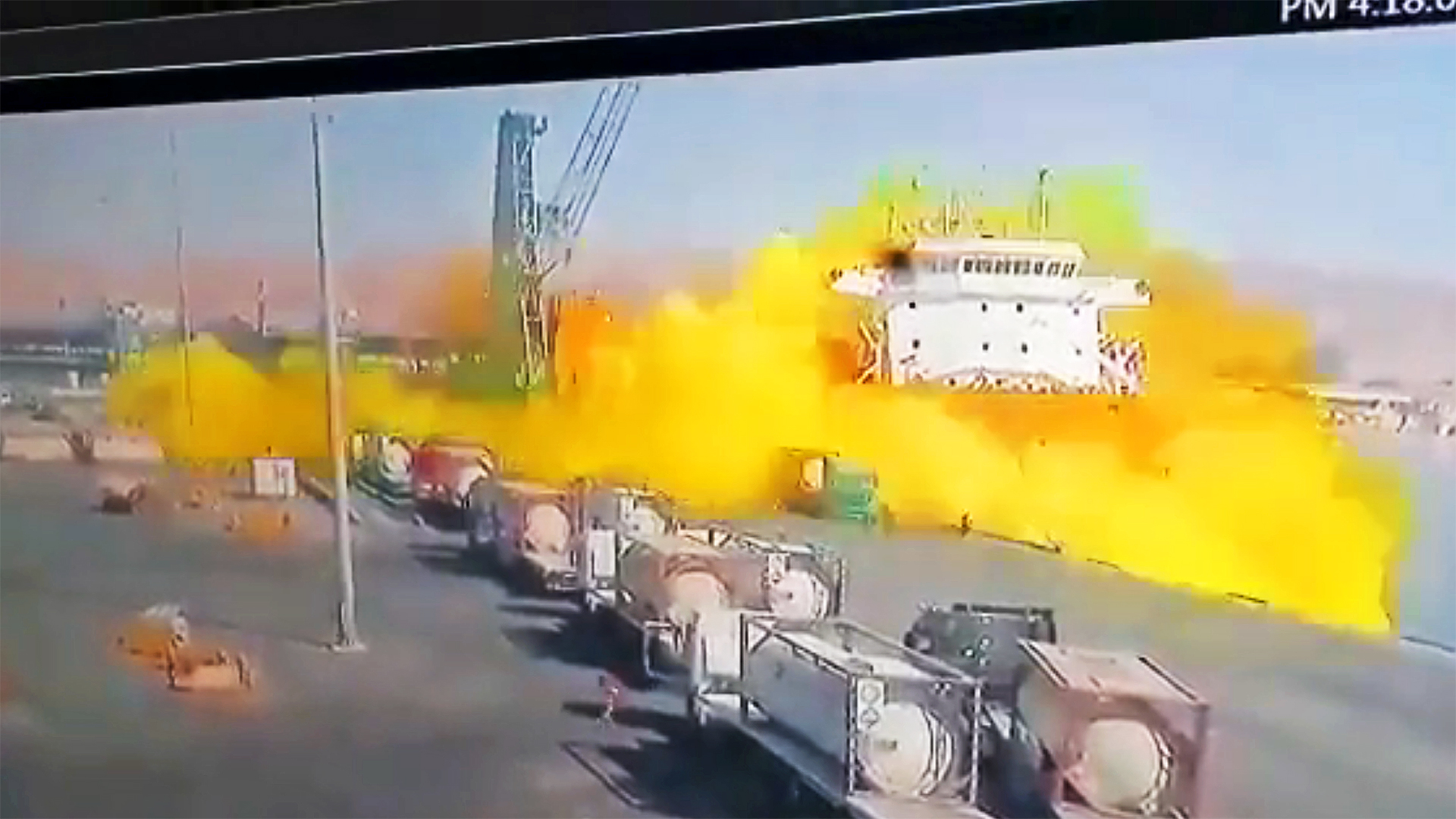 Deadly Gas Cloud Caught On Tape Engulfing Ship In Jordan | The War Zone