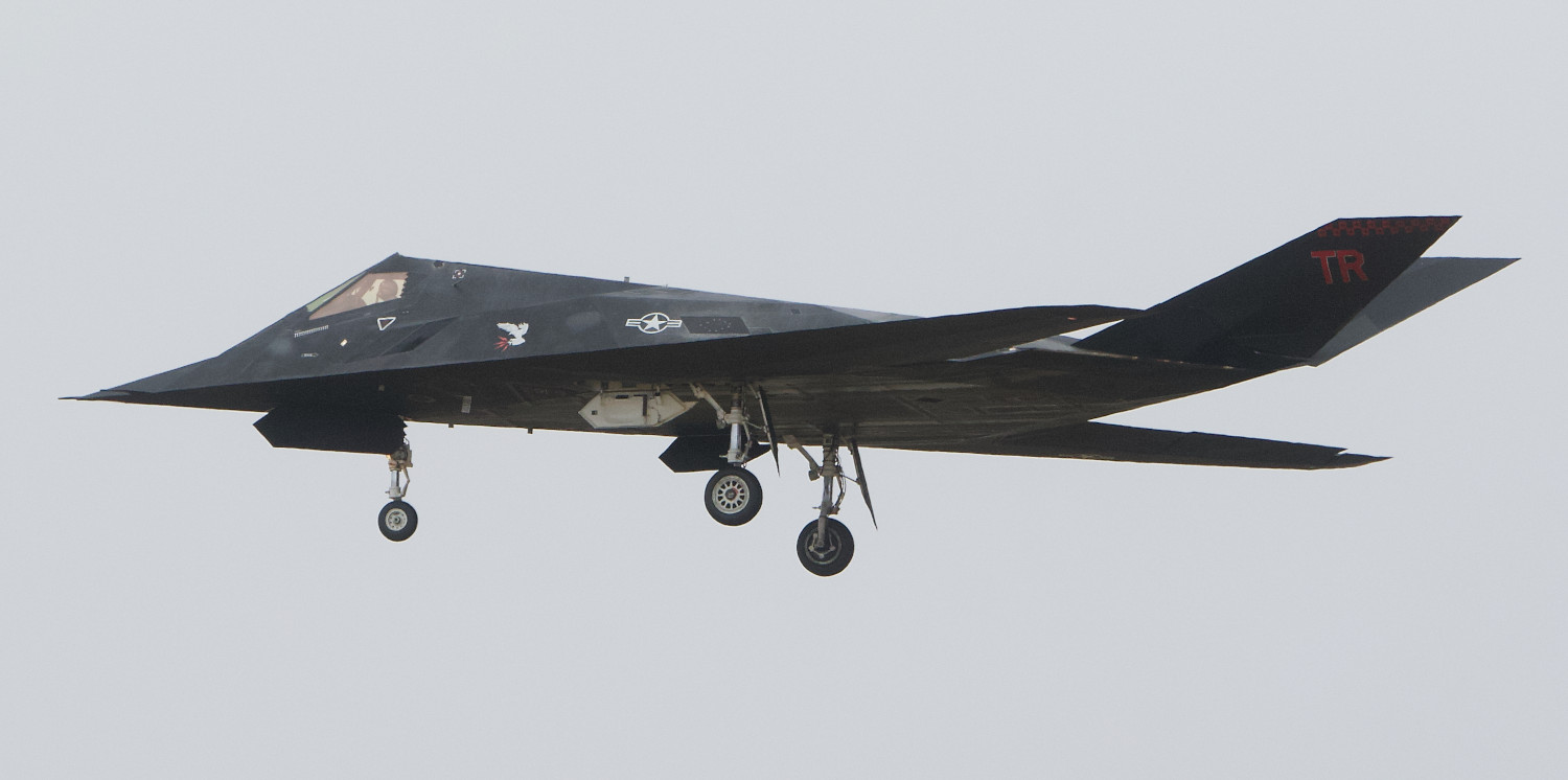 Navy F-35C Surfaces Wearing New Mirror-Like Skin (Updated)