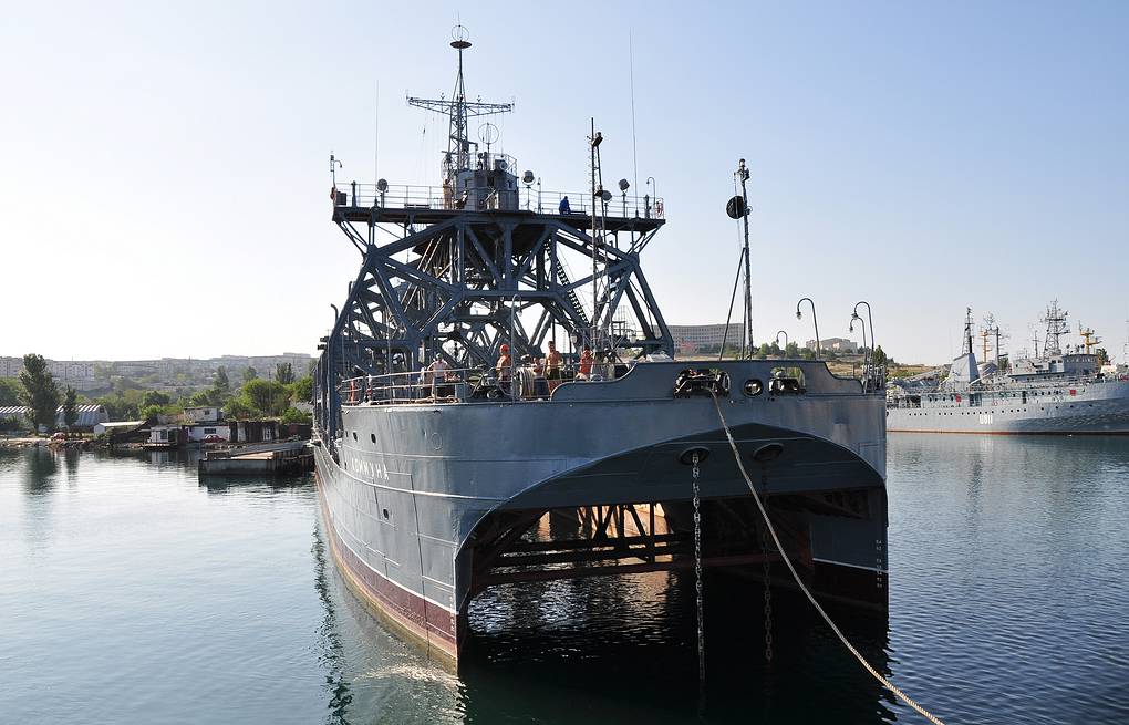 Russia's 110-Year-Old Salvage Ship Deploying To Moskva Wreck: Report