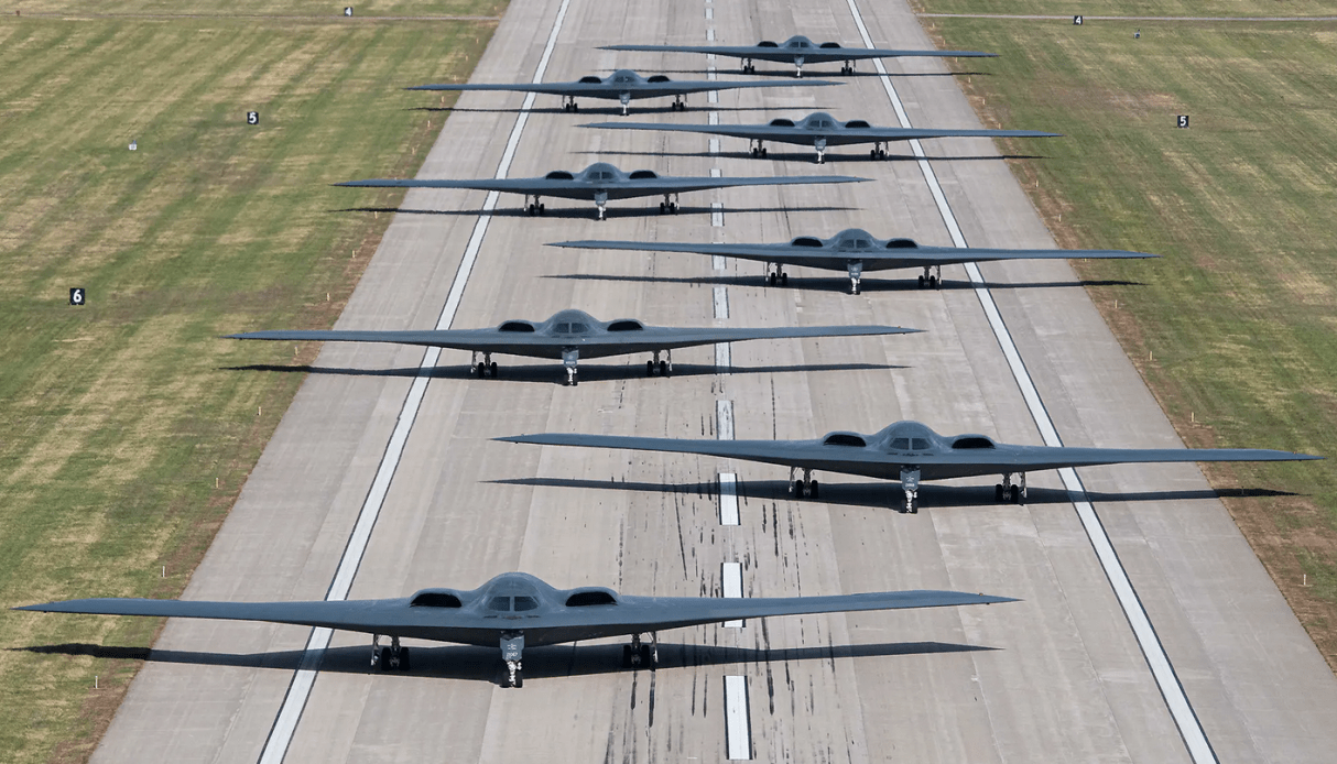 B-2 Stealth Bomber Spotted In Hawaii During Fleet-Wide Grounding (Updated)