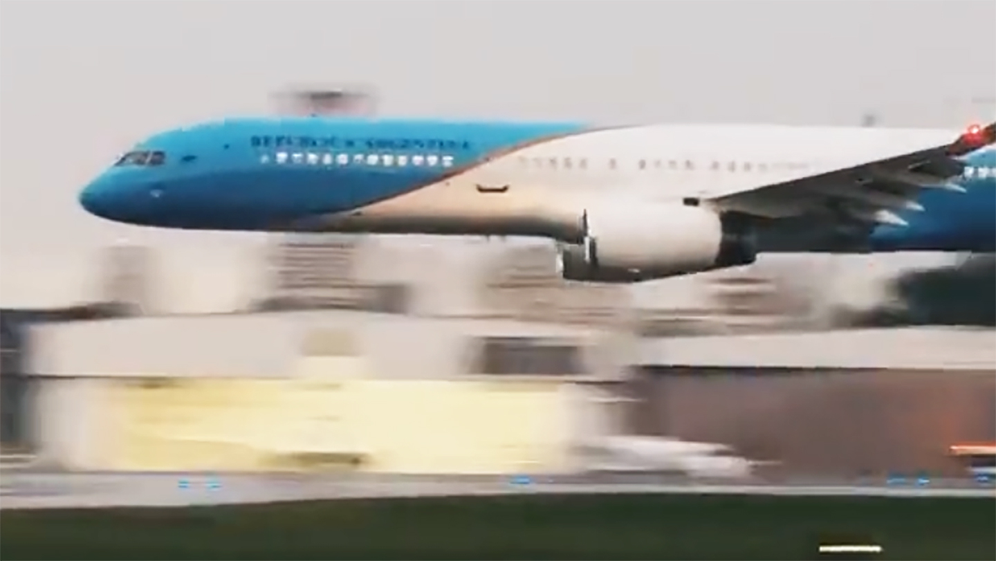 Intense Flyby By Argentina's New Presidential 757 Goes Viral
