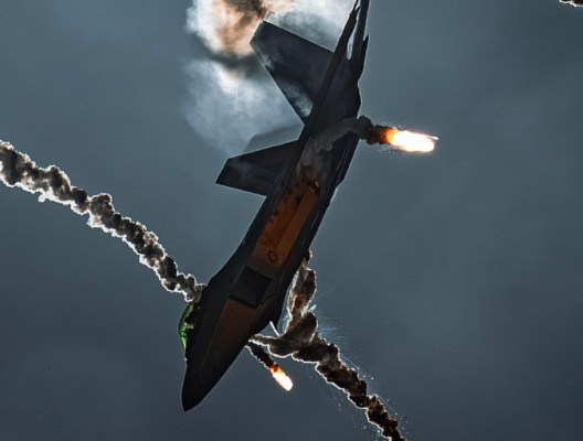 This May Be The Best F-22 Raptor Demo Shot Ever