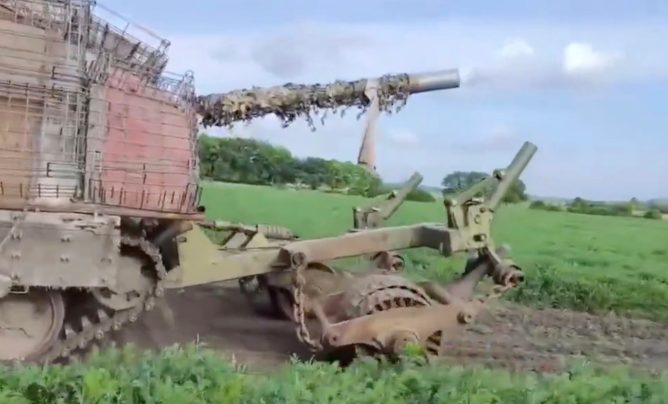 New Russian Turtle Tank With Cage-Like Armor Emerges On Ukrainian ...