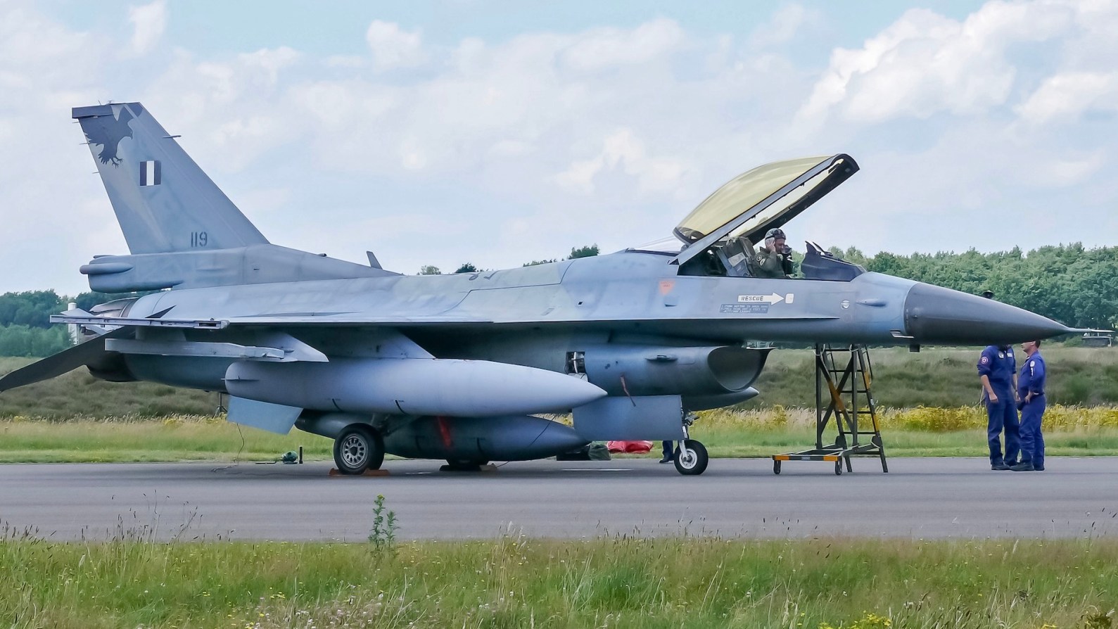 Air Force F-16s Are Getting Pylons With Built-In Missile Warning ...