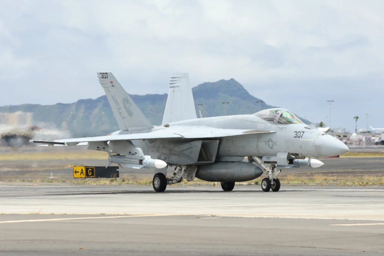 AIM-174 Missile Seen On Super Hornet About To Launch From A Carrier For ...