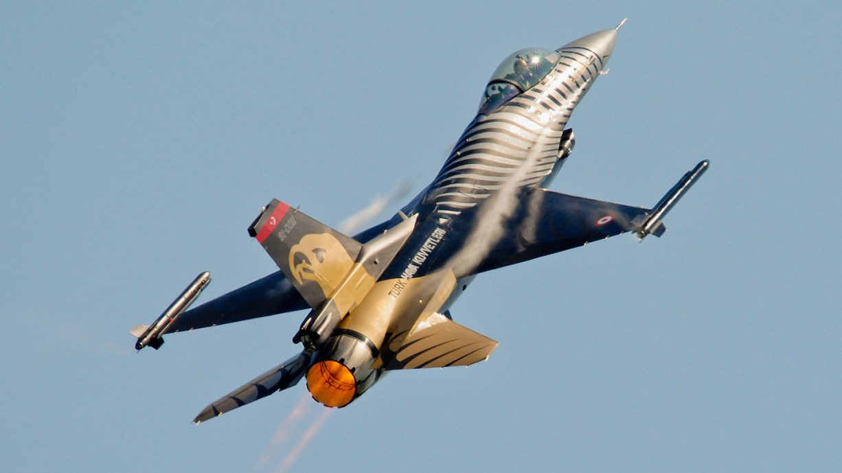 Watch Turkey's 'Solo Turk' F-16 Demo Jet's Close Call During A Recent ...