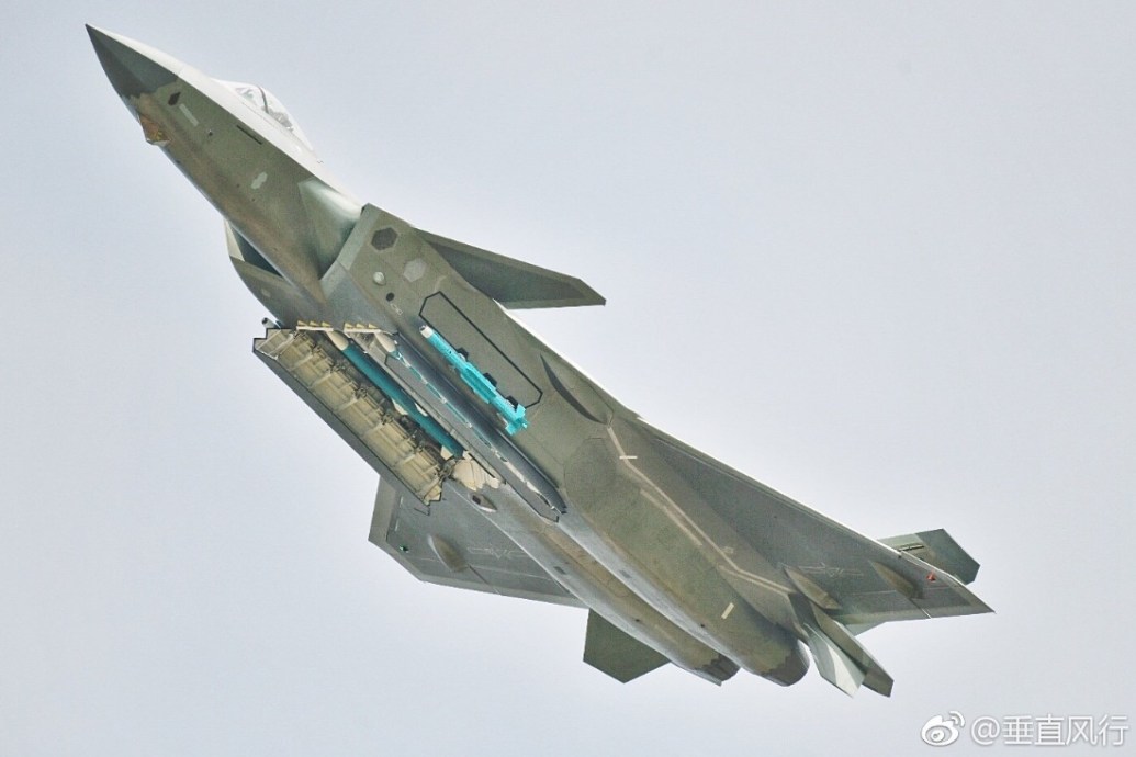 We Finally Get A Clear Look At The Su-57 Felon’s Side Weapons Bays