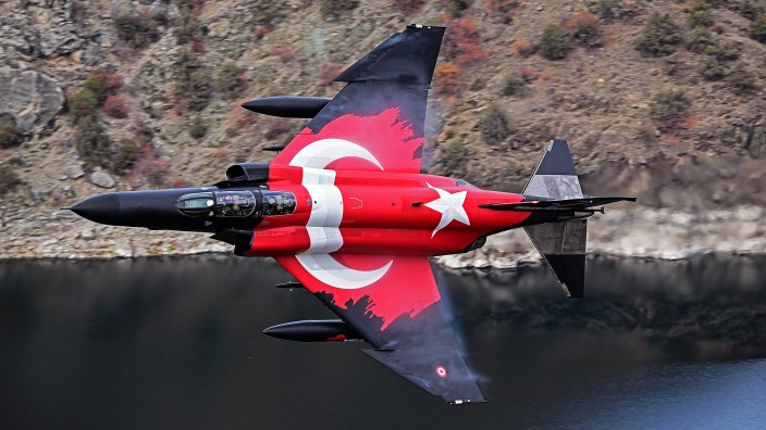 F-4 Phantoms Tear Through Turkey To Mark 50 Years Of Service