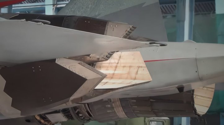 Su-57 Felon’s Two-Dimensional Thrust-Vectoring Engine Nozzle Breaks Cover