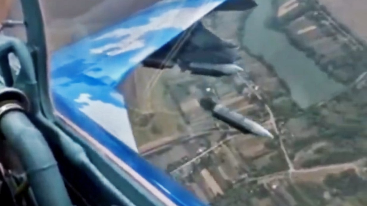 Cockpit Video Of Ukrainian Su-27 Lobbing GBU-39 Small Diameter Bombs