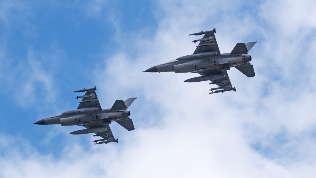The Definitive Answer On Why F-16s Carry AIM-120 AMRAAMs On Their ...