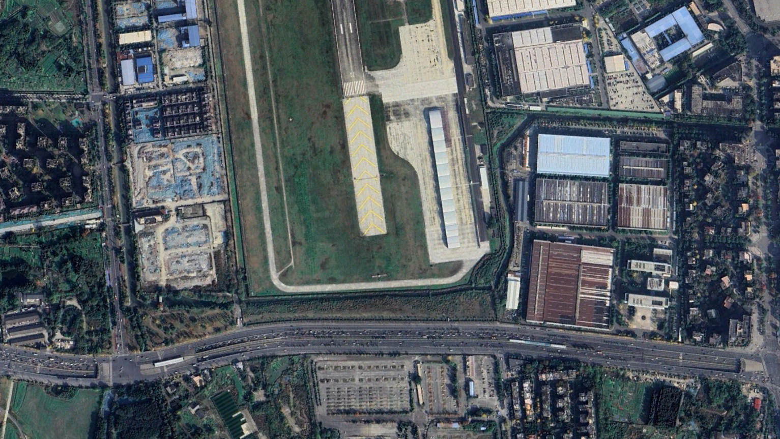 China’s J-36 Tailless Fighter Zips Over Road On Landing Giving Us Our ...