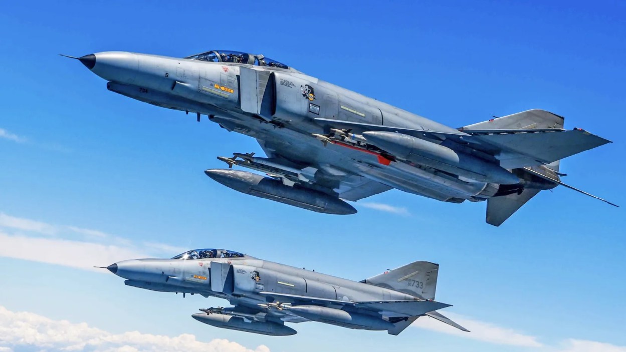 F-4 Phantoms Sought By Private Space Launch Company Starfighters ...