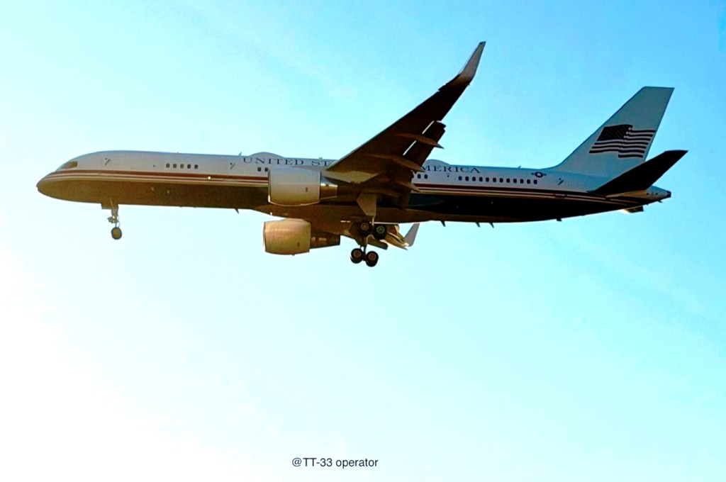 C-32A ‘Air Force Two' Jet Emerges Wearing Trump's New Air Force One ...