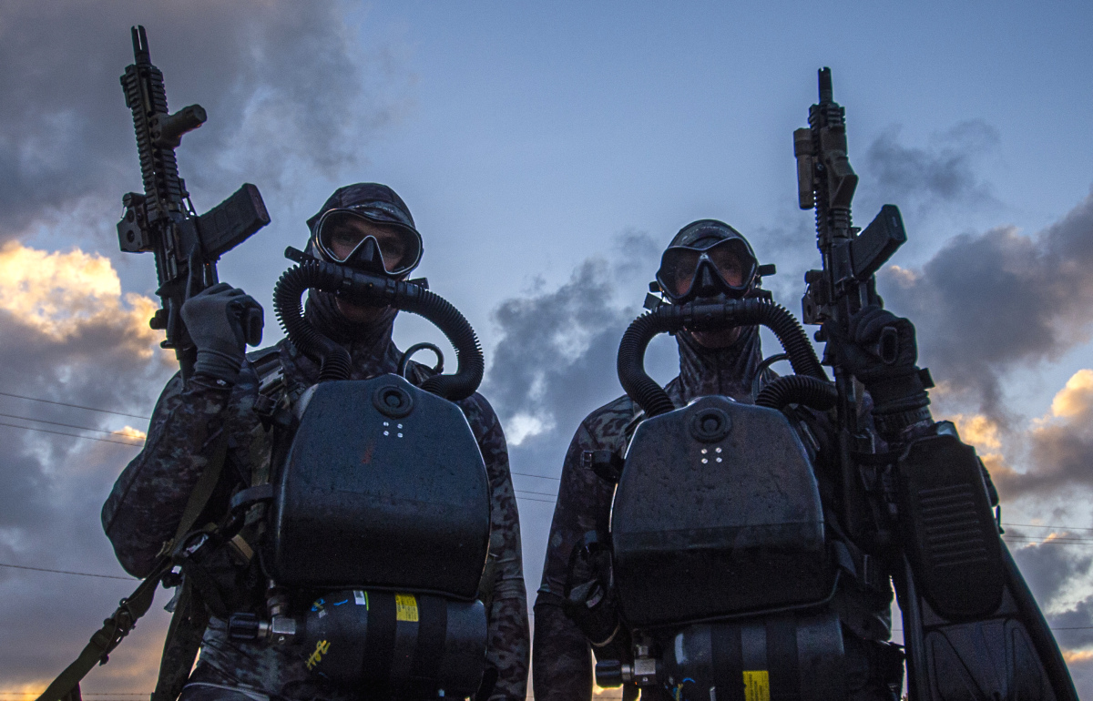Dive Into These Incredible New Images Of Navy SEALs Operating Underwater