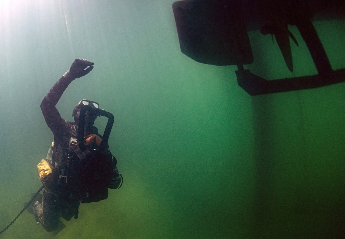 Dive Into These Incredible New Images Of Navy SEALs Operating Underwater