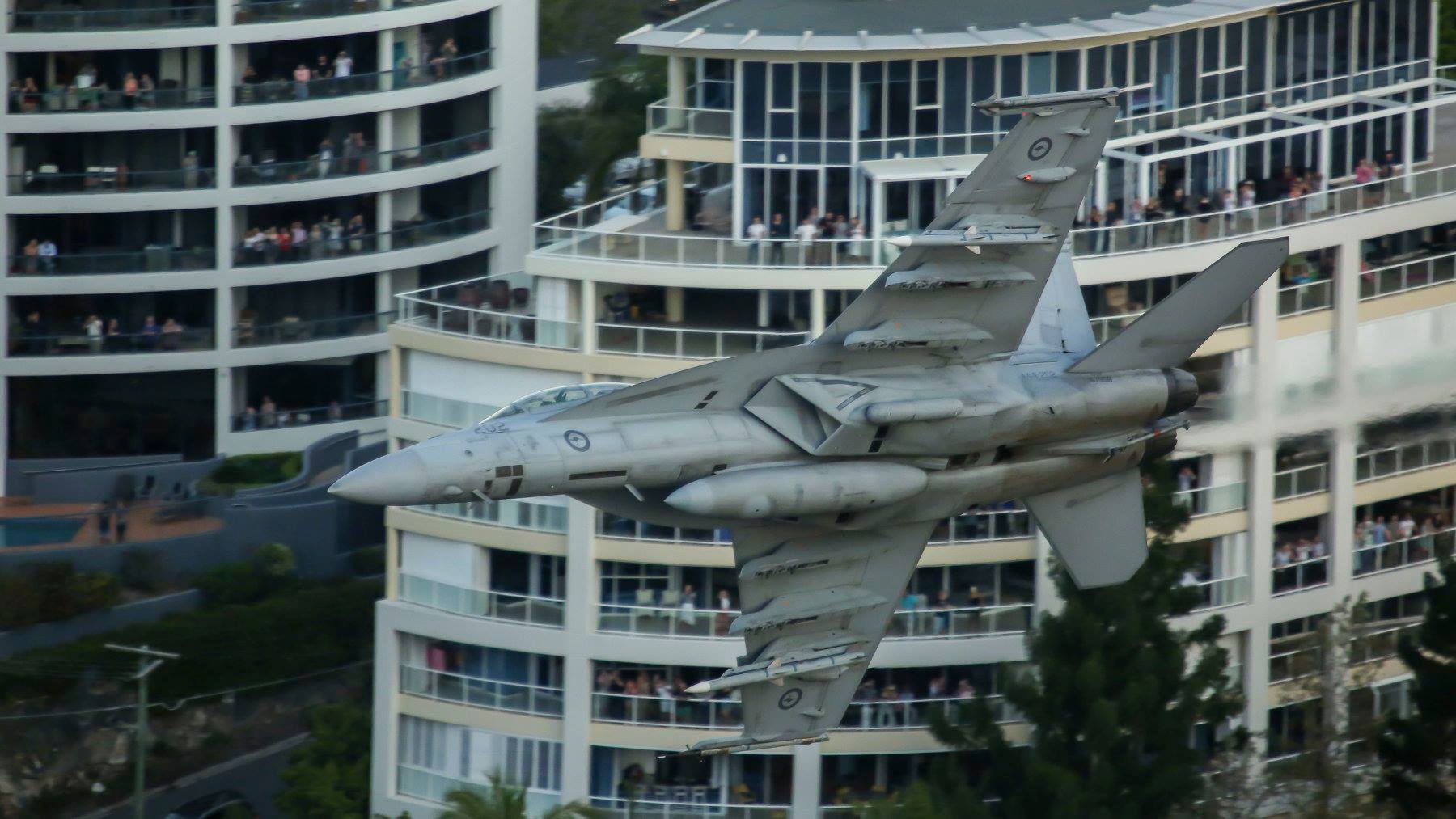 This Cockpit Video Of An Aussie C-17 Dodging Skyscrapers Is A Must Watch