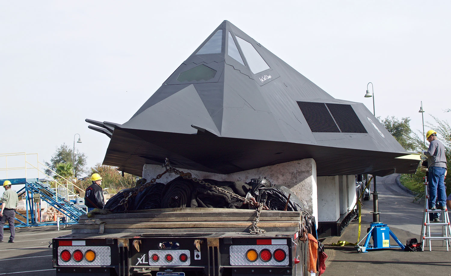 Check Out These Exclusive Shots Of An F-117 Stealth Jet Arriving At The ...