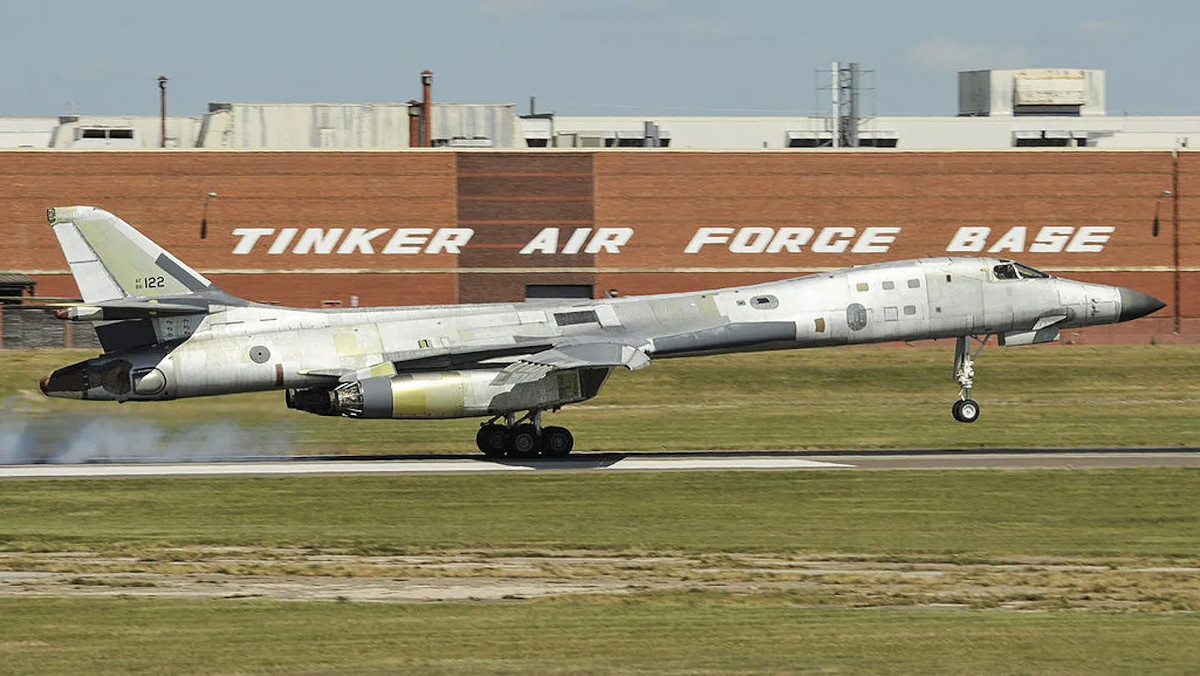 Air Force Sends Full B-1B Airframe From Boneyard To Kansas To Create ...