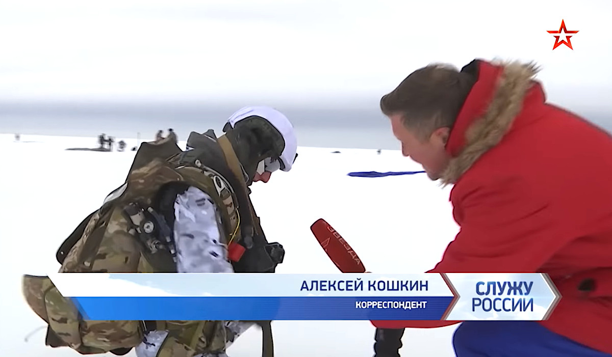 Russian Commandos Jump From 33,000 Feet Over The Arctic In ...