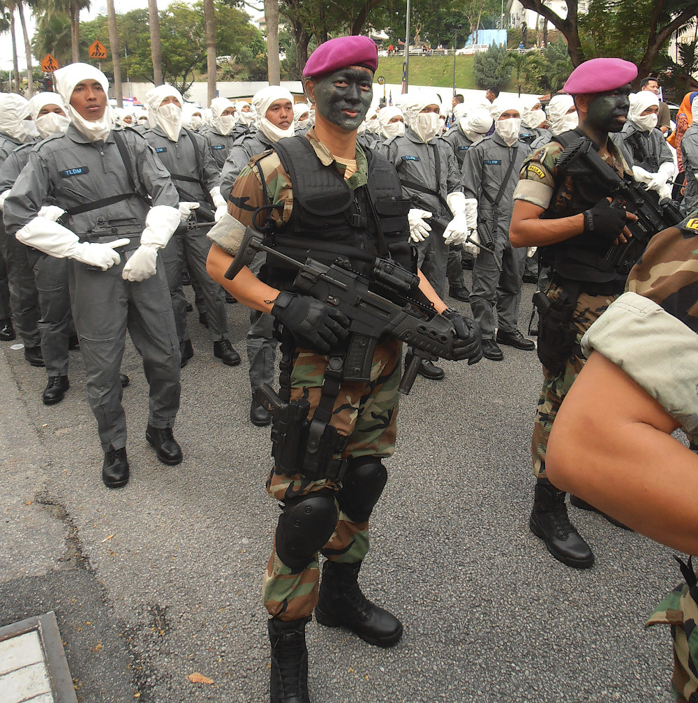 The Army's Aborted XM8 "Starship Troopers" Rifle Lived On In The Hands ...