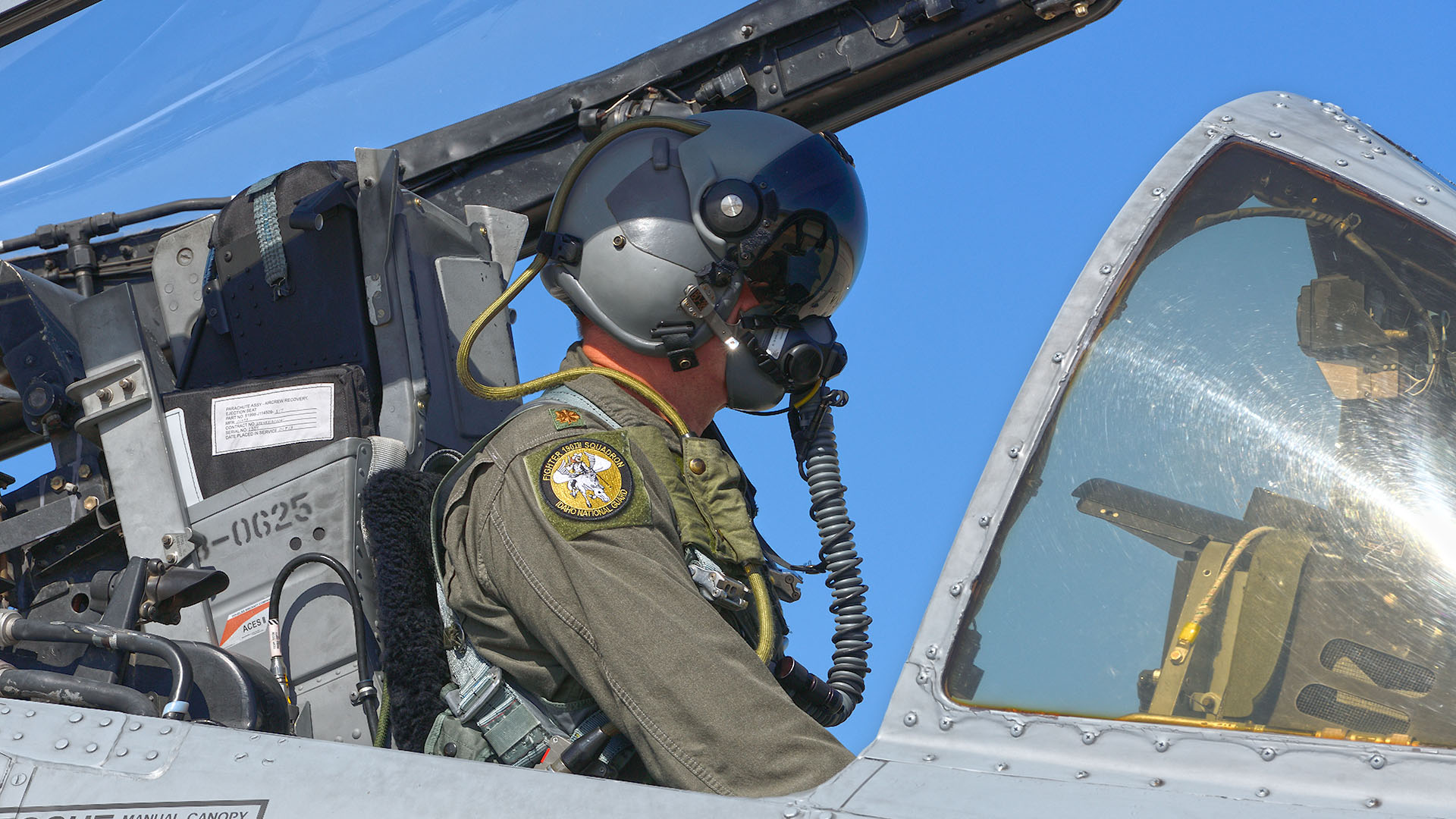 Check Out This Incredibly Rare Image Of An F-22 Pilot Wearing A Helmet ...