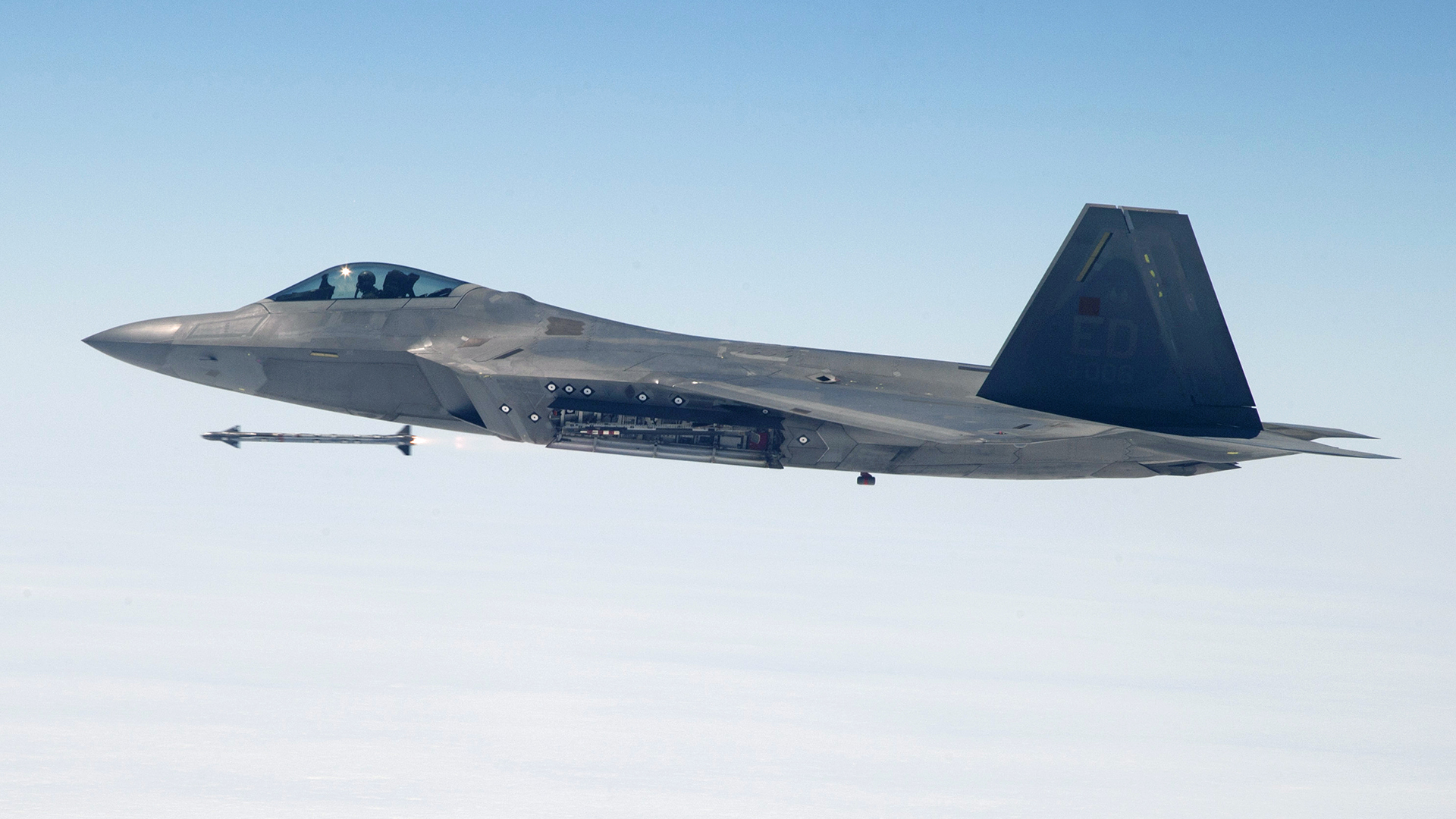 Check Out This Incredibly Rare Image Of An F-22 Pilot Wearing A Helmet ...