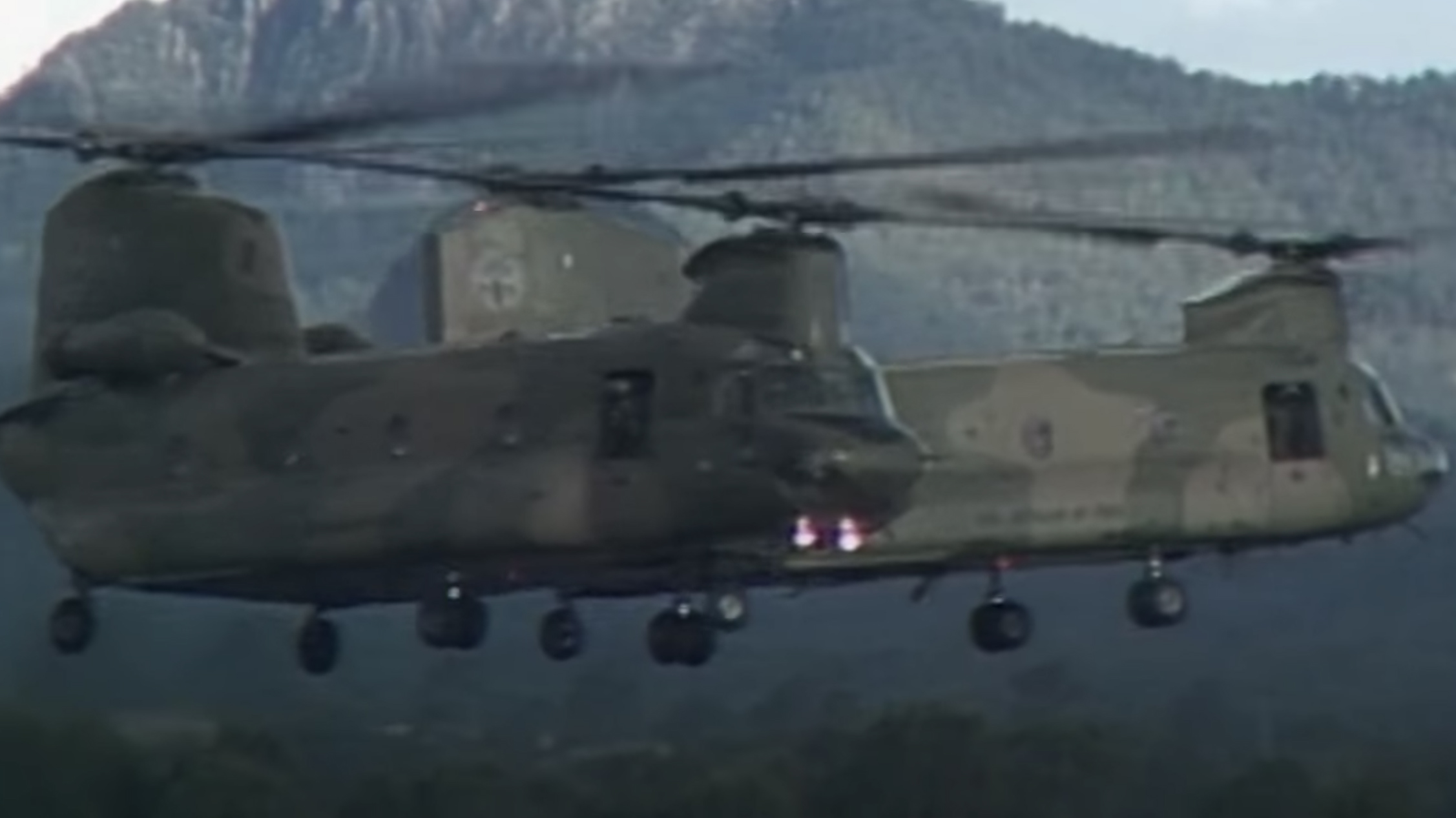 The “Birth” Of A Chinook Is The Weirdest Helicopter Display You Will ...