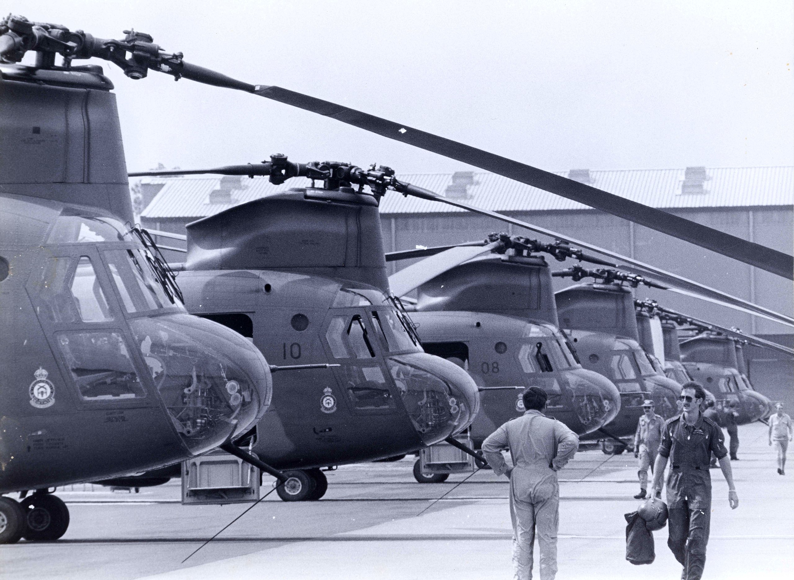 The “Birth” Of A Chinook Is The Weirdest Helicopter Display You Will ...