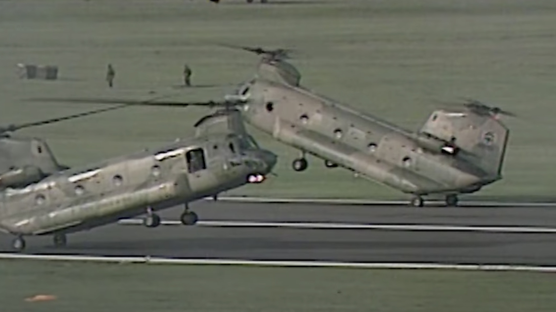 The “Birth” Of A Chinook Is The Weirdest Helicopter Display You Will ...