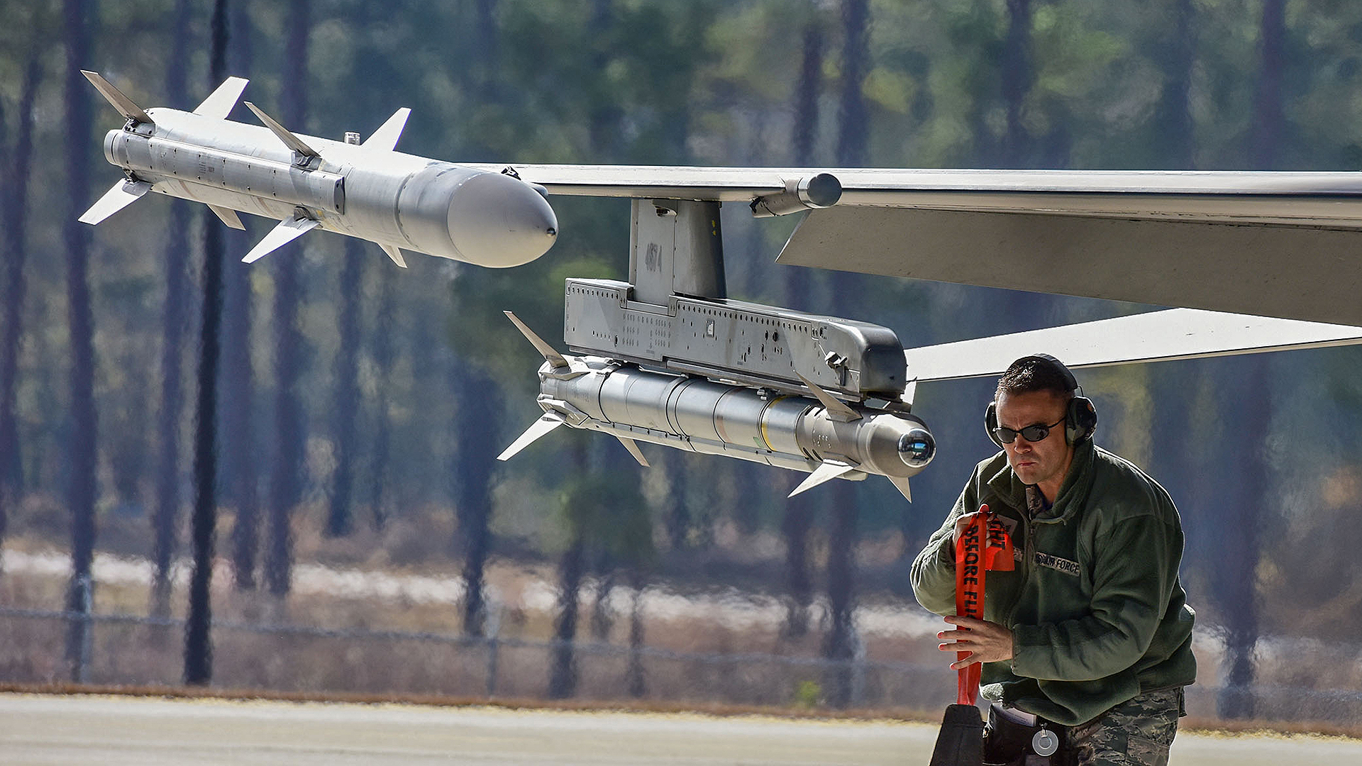 The Definitive Answer On Why F-16s Carry AIM-120 AMRAAMs On Their ...