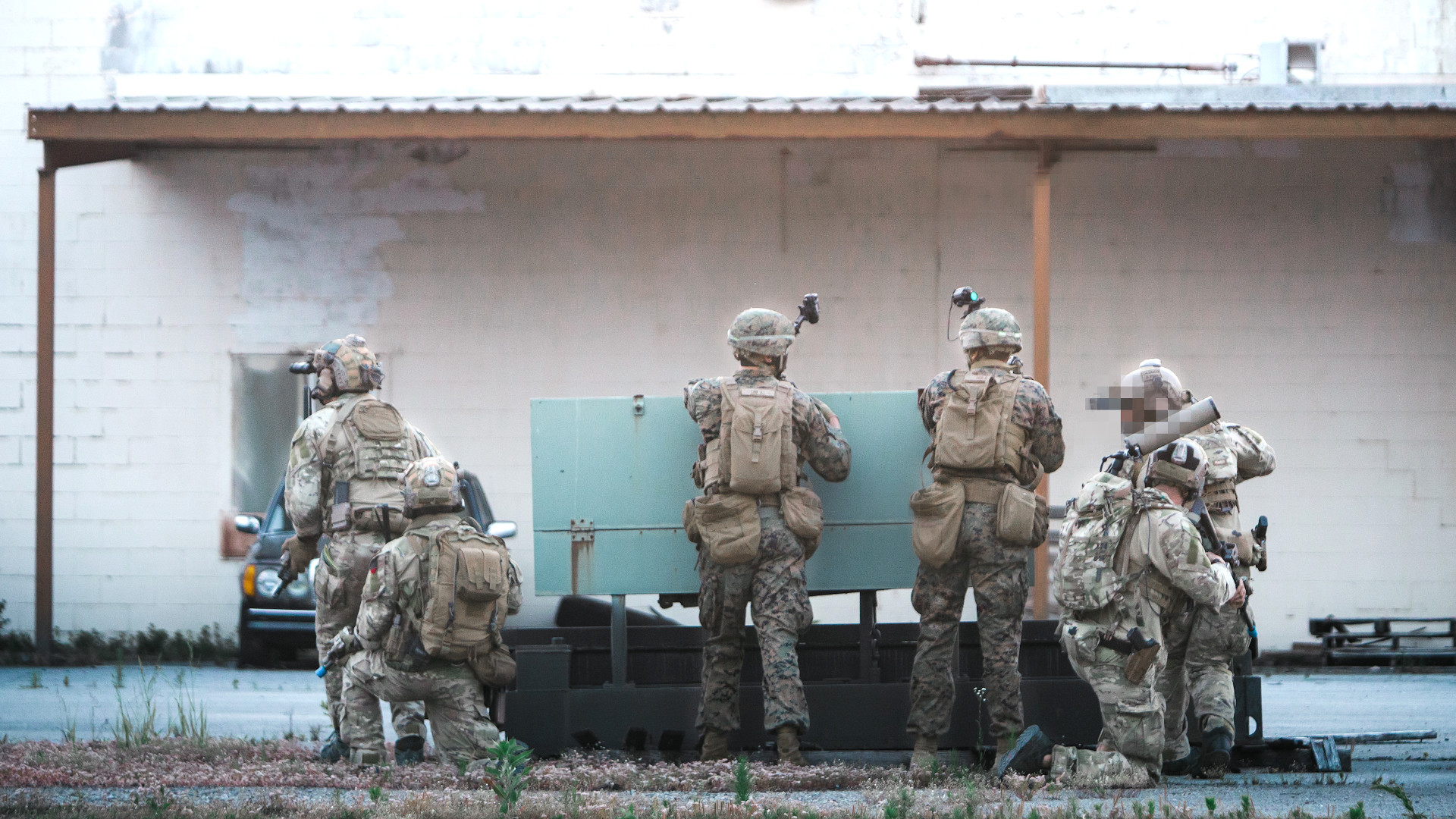 Check Out This Backpack-Mounted Signals Intelligence System Worn By A ...