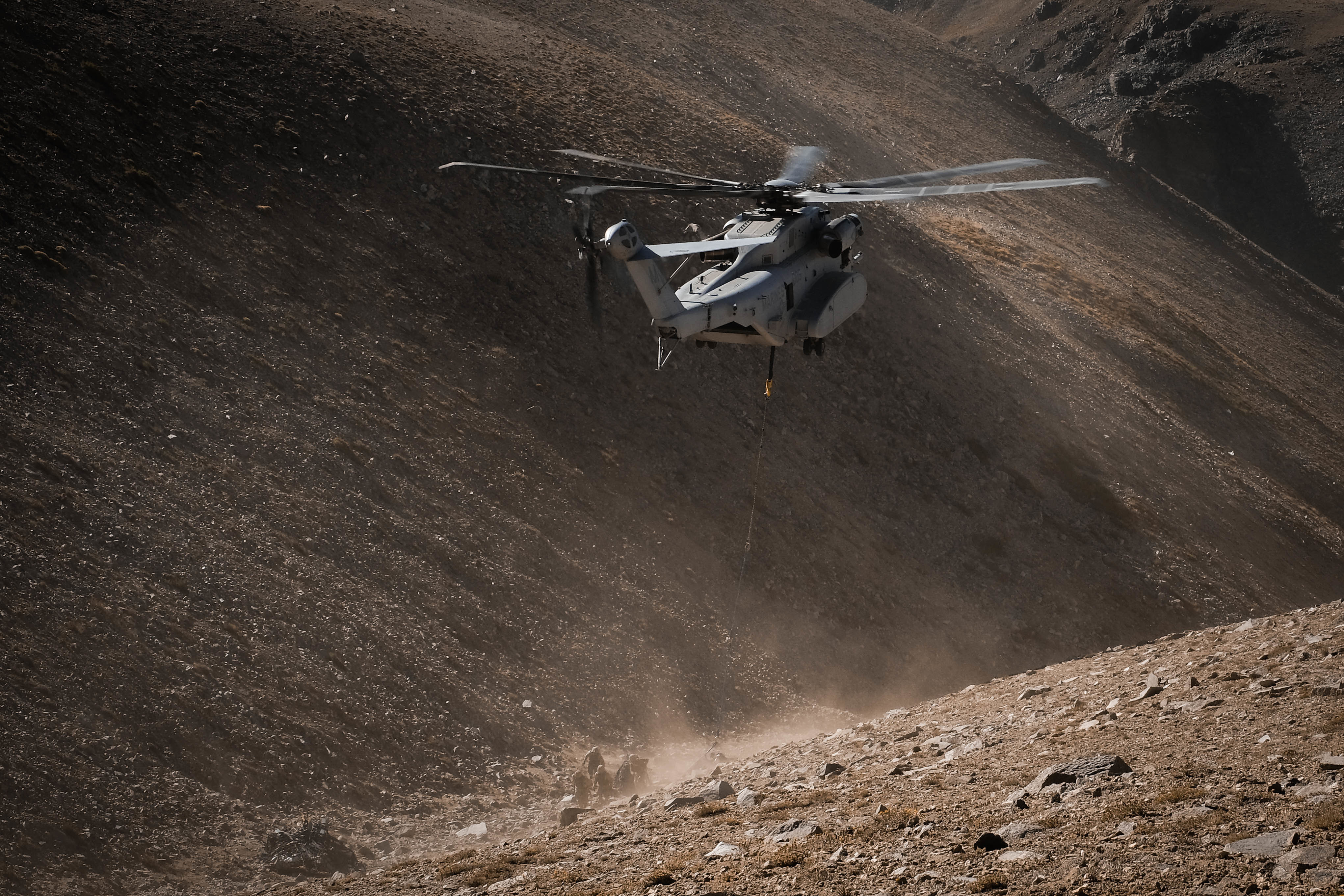 Marines’ CH-53K King Stallion Lifts Stricken MH-60 Seahawk In Its First ...