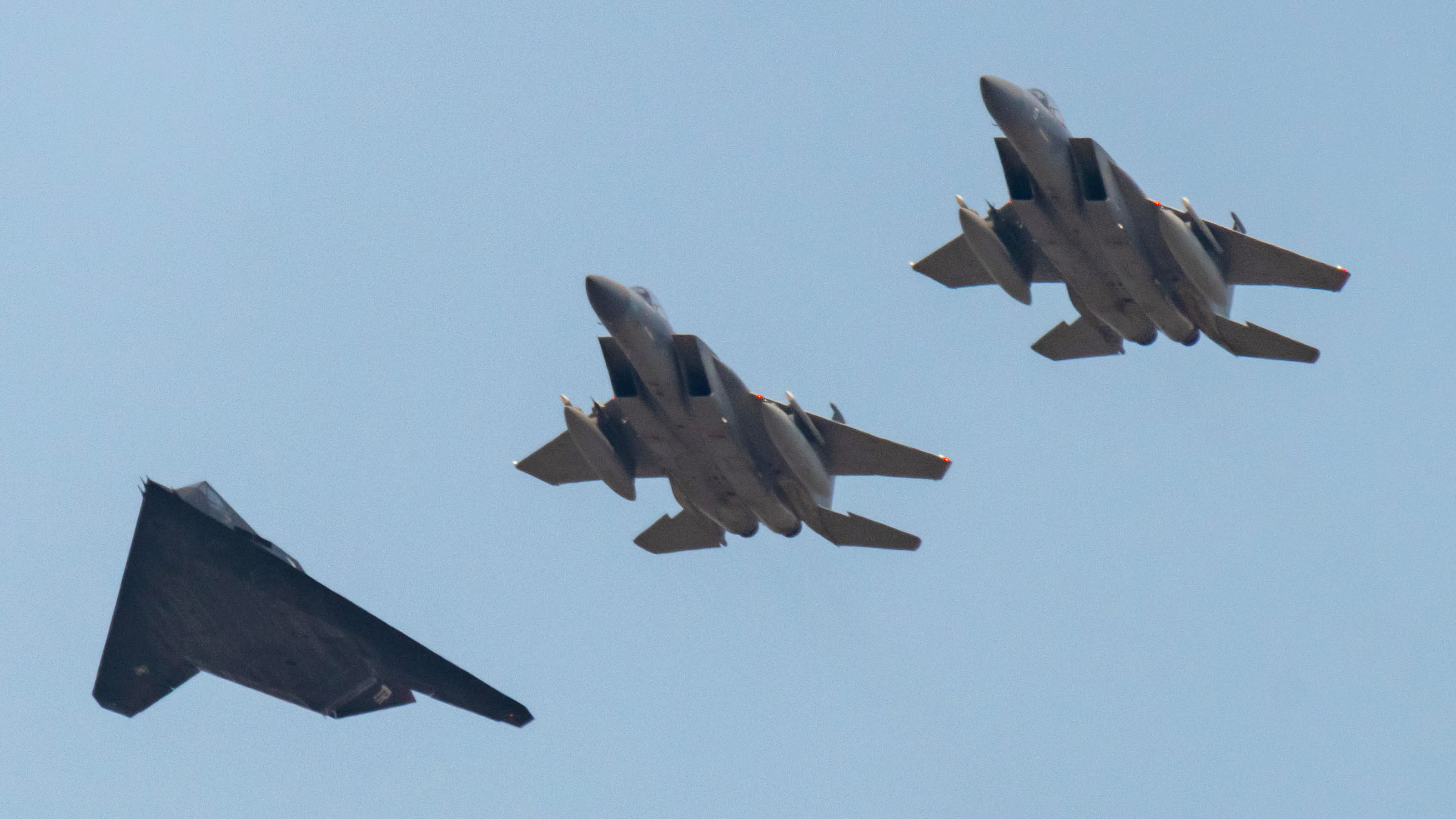 Behold F-117s On Their Historic Deployment To Fresno In These Stunning ...