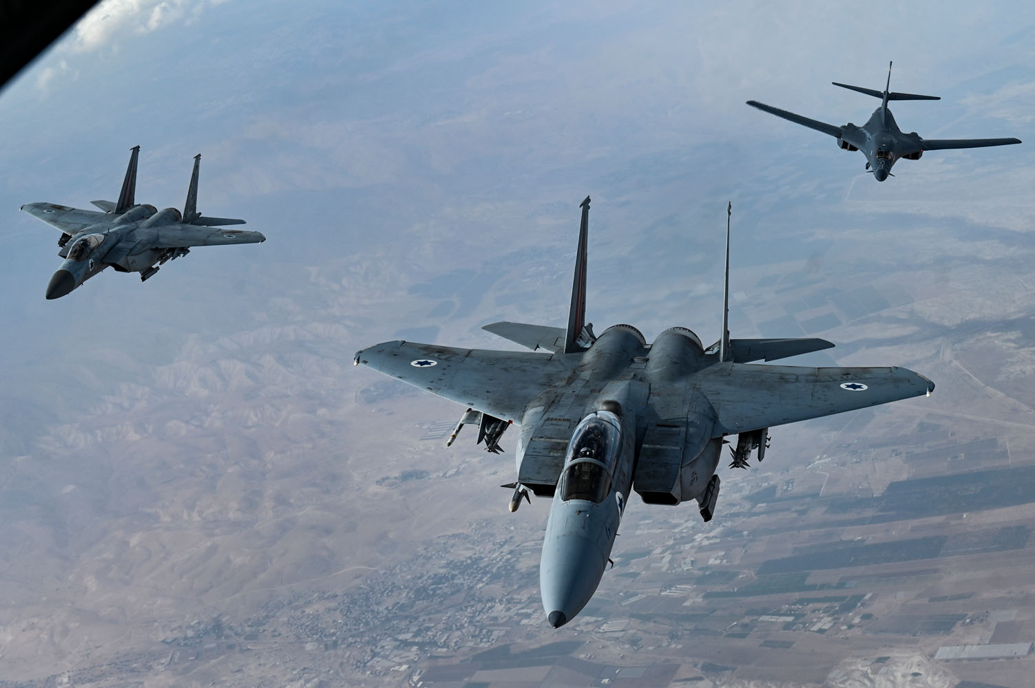 A B-1B Bomber That Just Circumnavigated The Arabian Peninsula Has ...