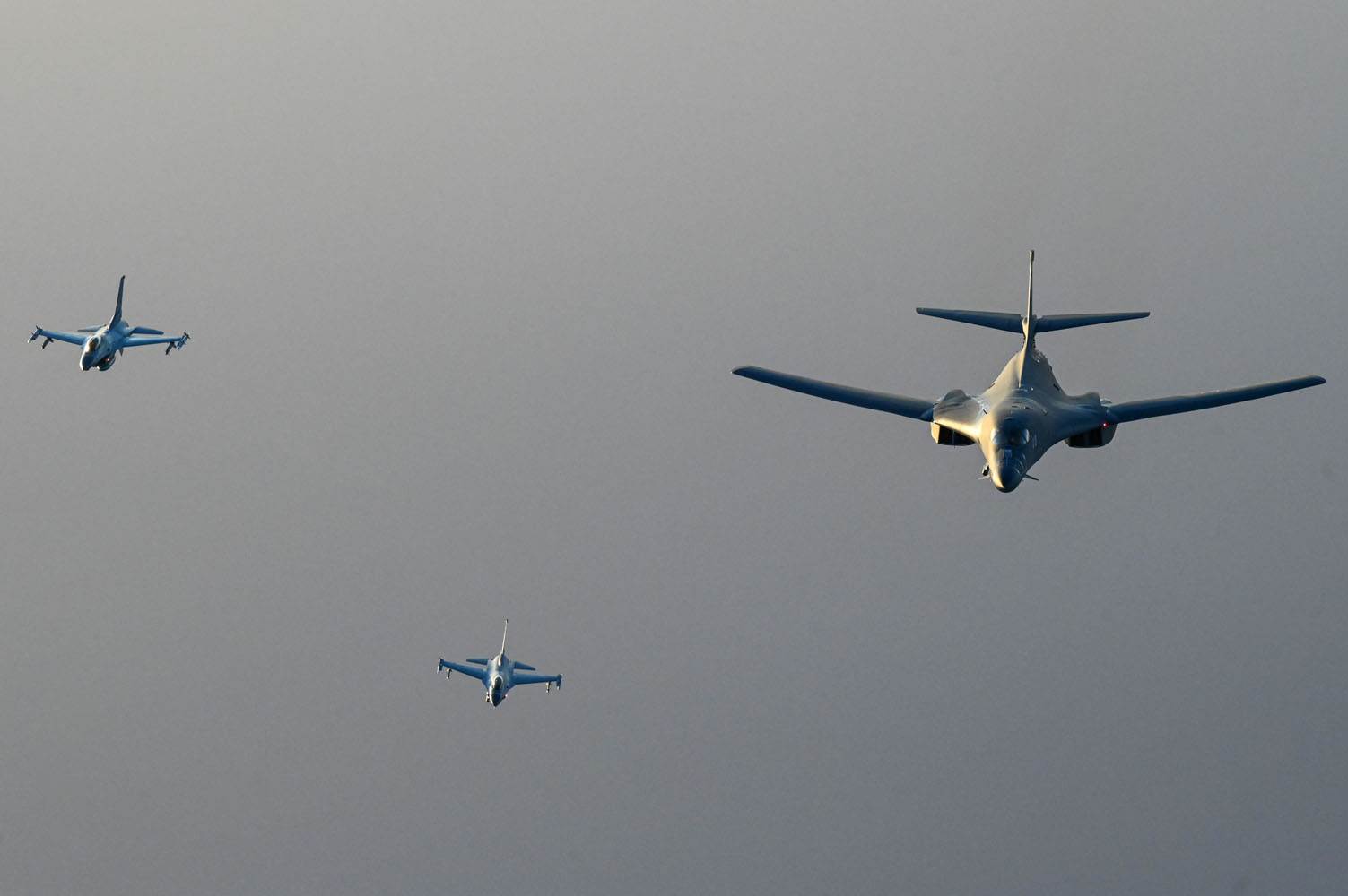 A B-1B Bomber That Just Circumnavigated The Arabian Peninsula Has ...