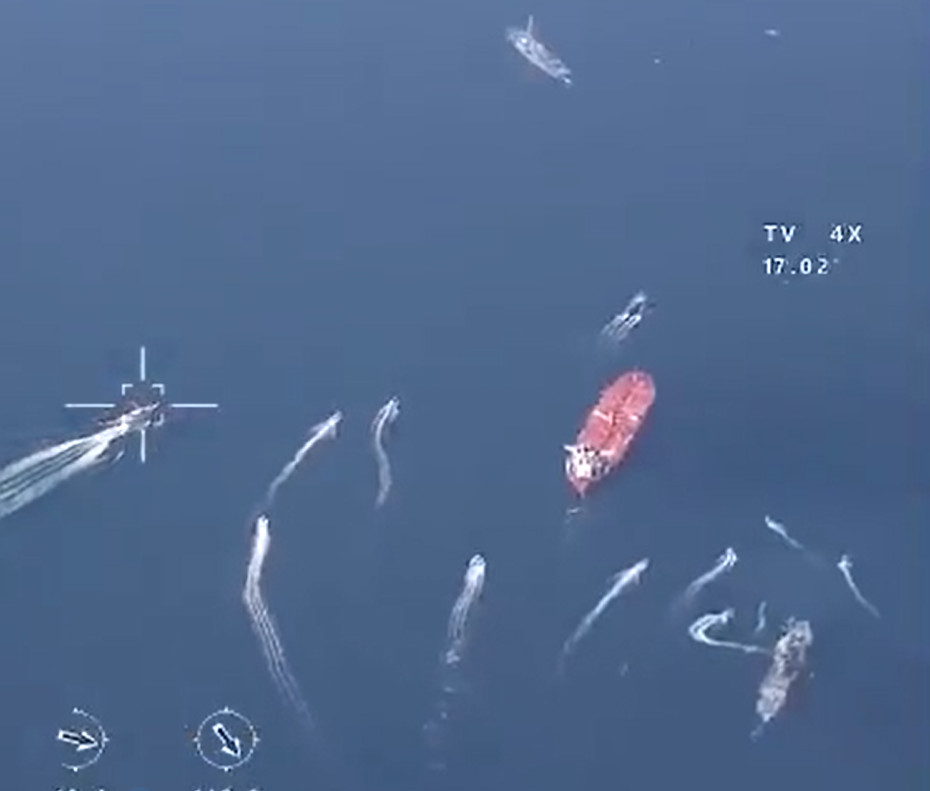 Video Shows U.S. Destroyer's Very Intimate Standoff With Iranian ...