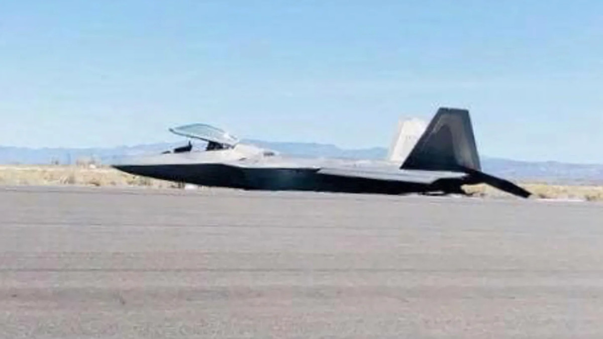 Incredible Images Of A Stripped-Down F-22 Raptor Being Rebuilt After A ...