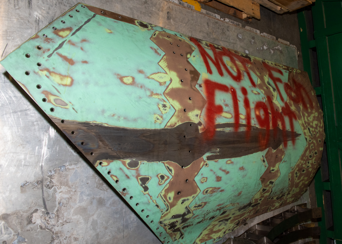 Incredible Images Of A Stripped-Down F-22 Raptor Being Rebuilt After A ...