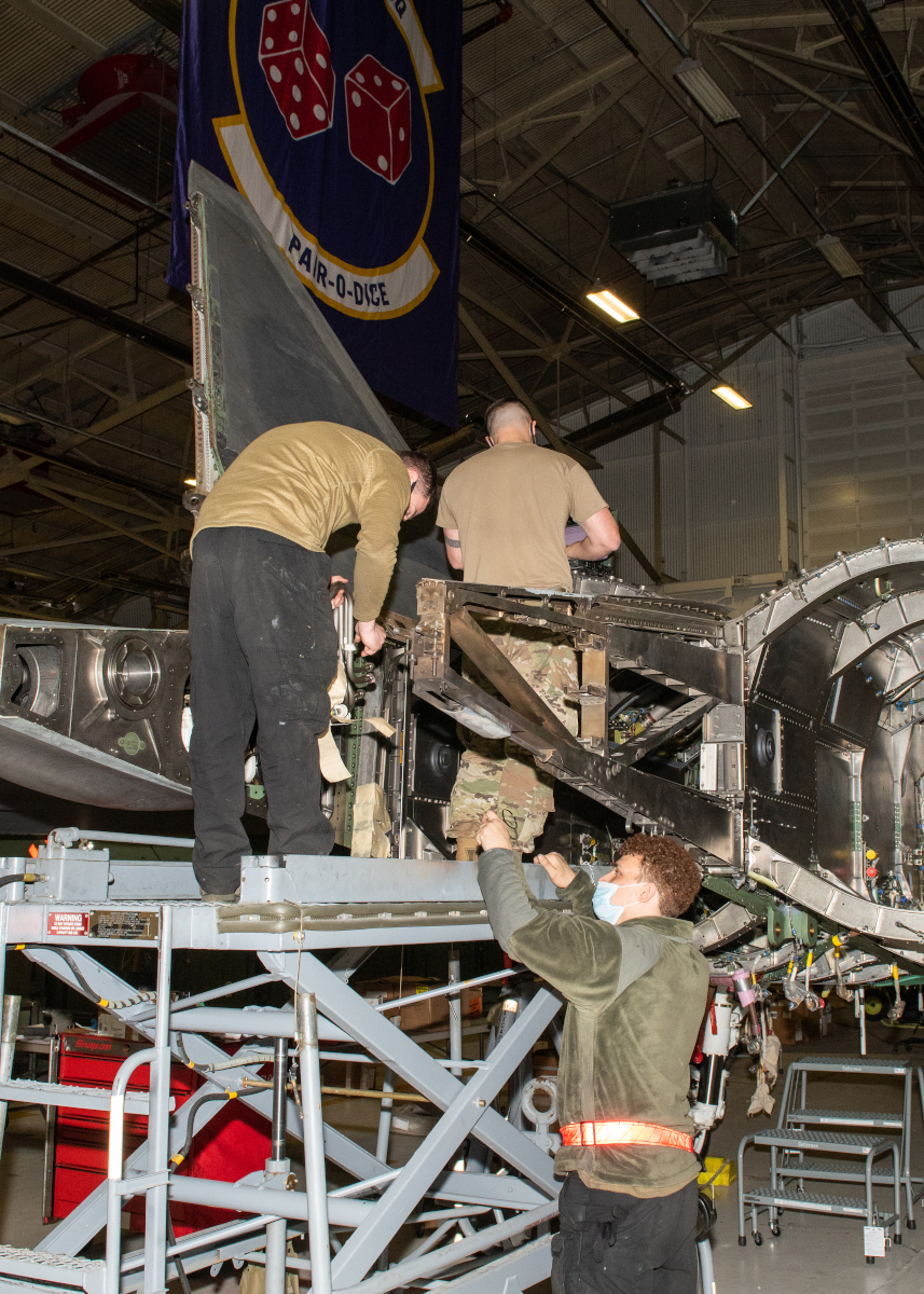 Incredible Images Of A Stripped-Down F-22 Raptor Being Rebuilt After A ...
