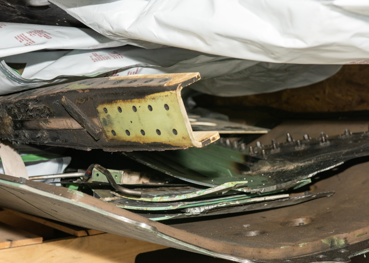 Incredible Images Of A Stripped-Down F-22 Raptor Being Rebuilt After A ...