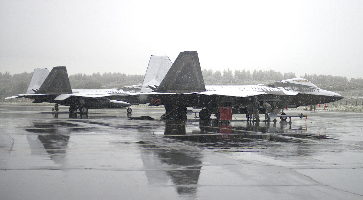 Incredible Images Of A Stripped-Down F-22 Raptor Being Rebuilt After A ...