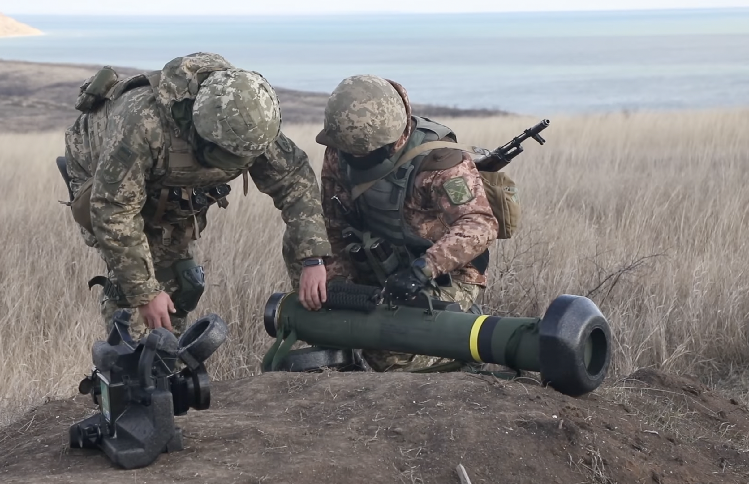Ukrainian Troops Test Javelin Missile Against Russian Cage-Style ...