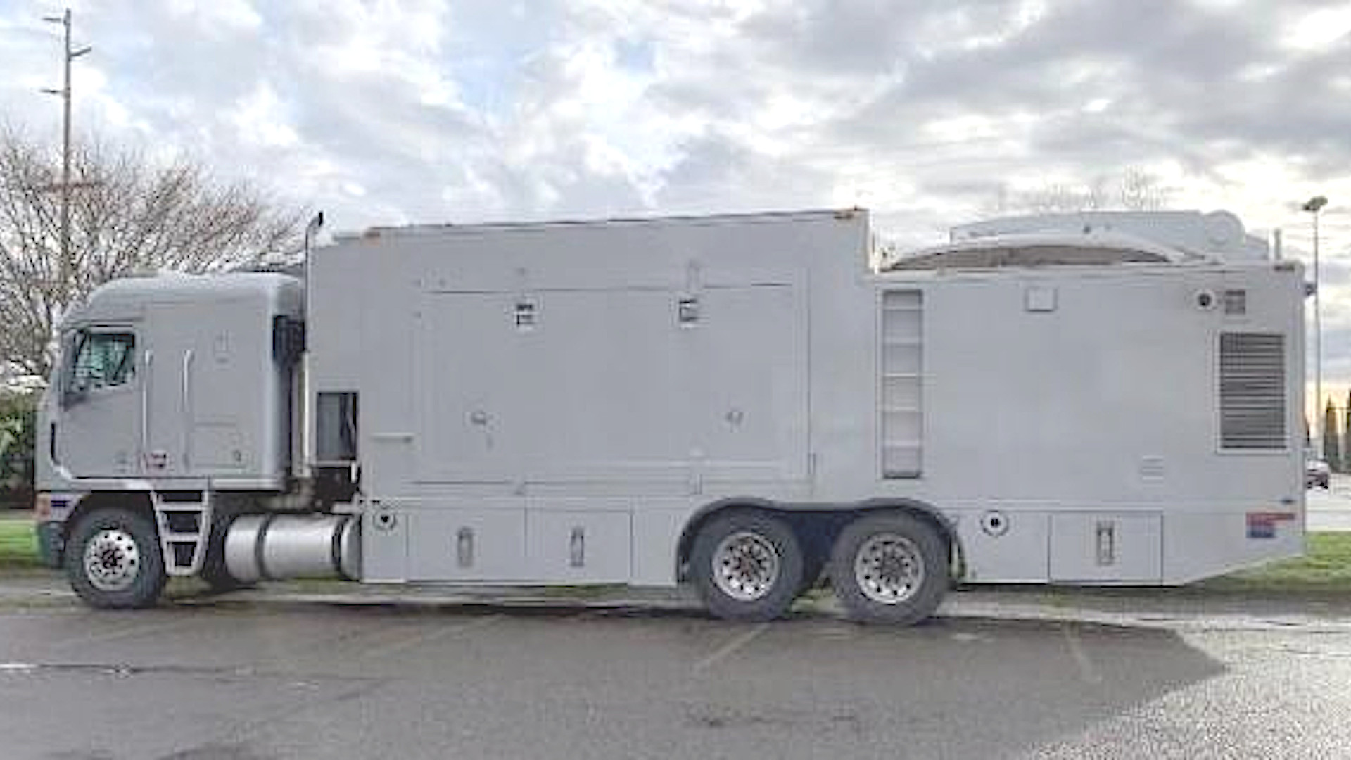 You Can Buy This 27-Ton FBI Mobile Command Center Truck