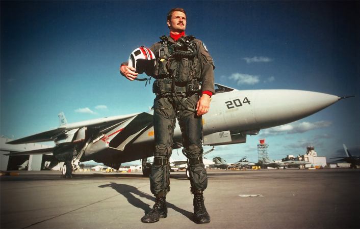 This Crazy Video Of An F-14 Tomcat Blasting By Another At High-Altitude ...