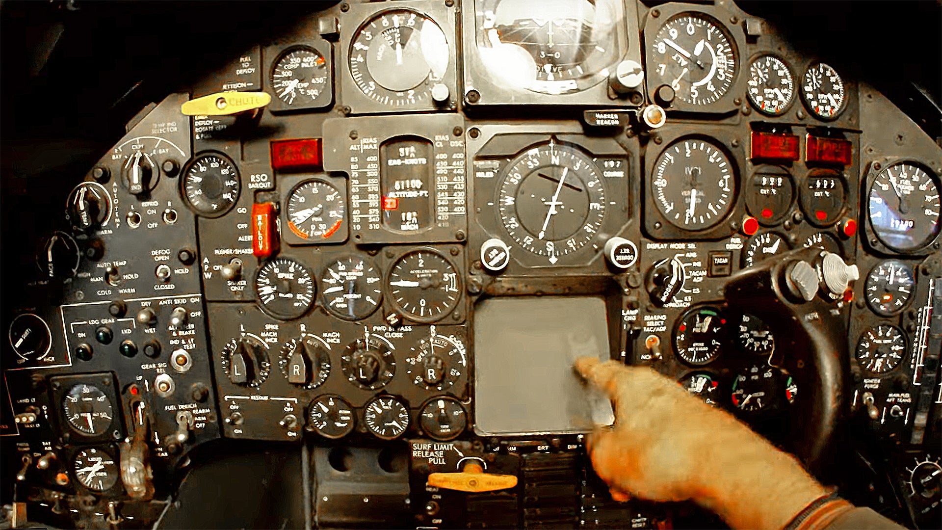 This SR-71 Blackbird Cockpit Tour Is The Most Fascinating Thing You'll ...