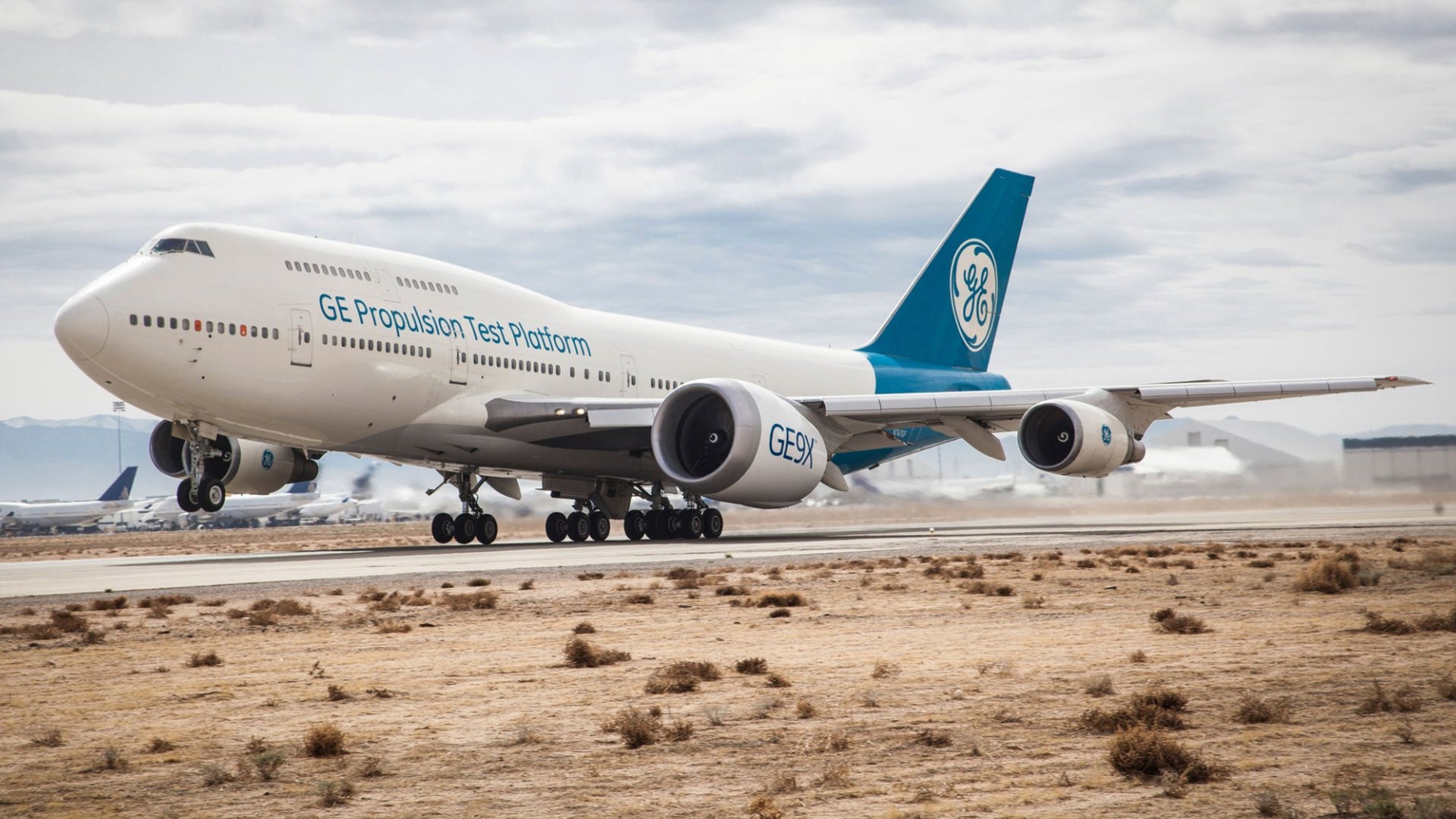 General Electric's GE9X Engine Looks Absurdly Huge Mounted On This 747 ...