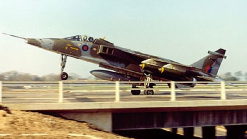 Watch This F-22 Raptor's Tailhook Catch The Arresting Wire During An ...